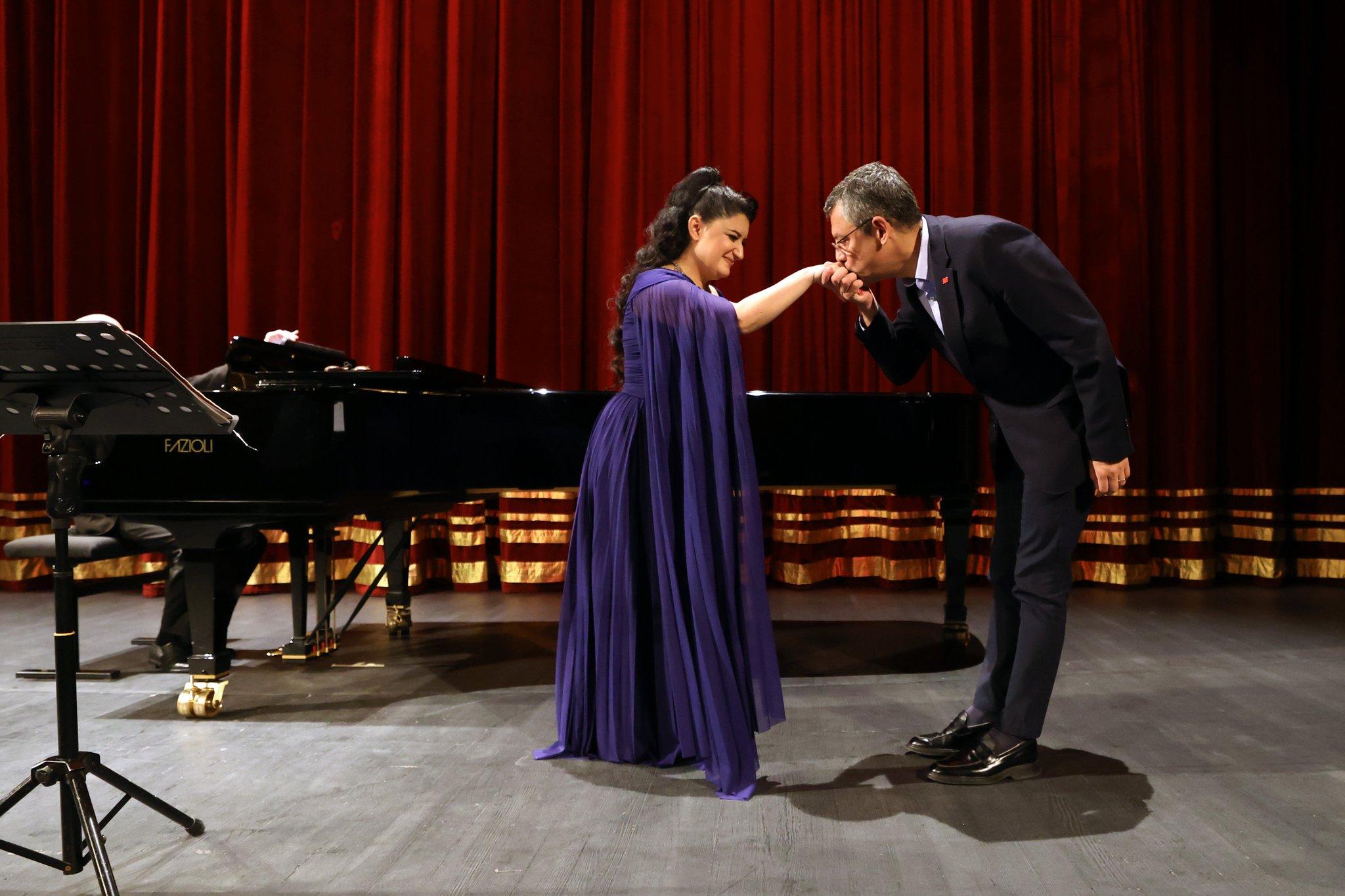 » Siyasette reverans polemiği: Bu defa mevzu Özel’in fotoğrafı oldu