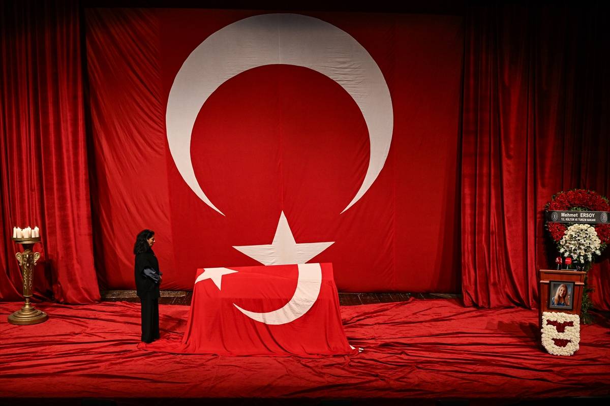 » Ayla Algan’a son bakış: Yetiştirdiği oyuncu ordusu uğurladı