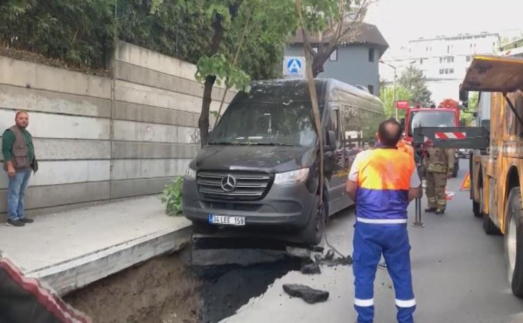 » Şişli’de yol çöktü, iki araç çukura düştü