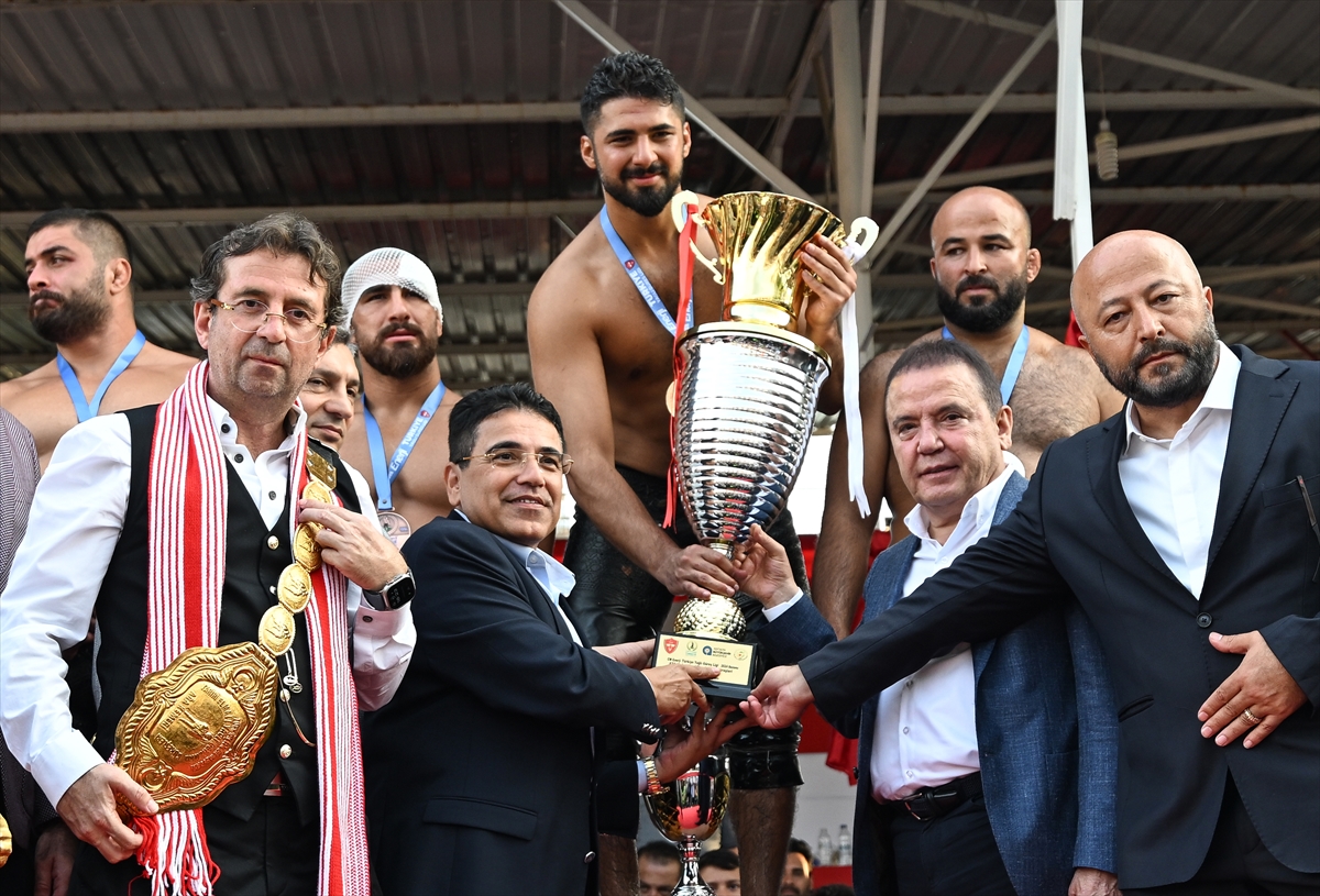 » 672. Tarihi Elmalı Yağlı Güreşleri’nde başpehlivanlığı Enes Doğan kazandı