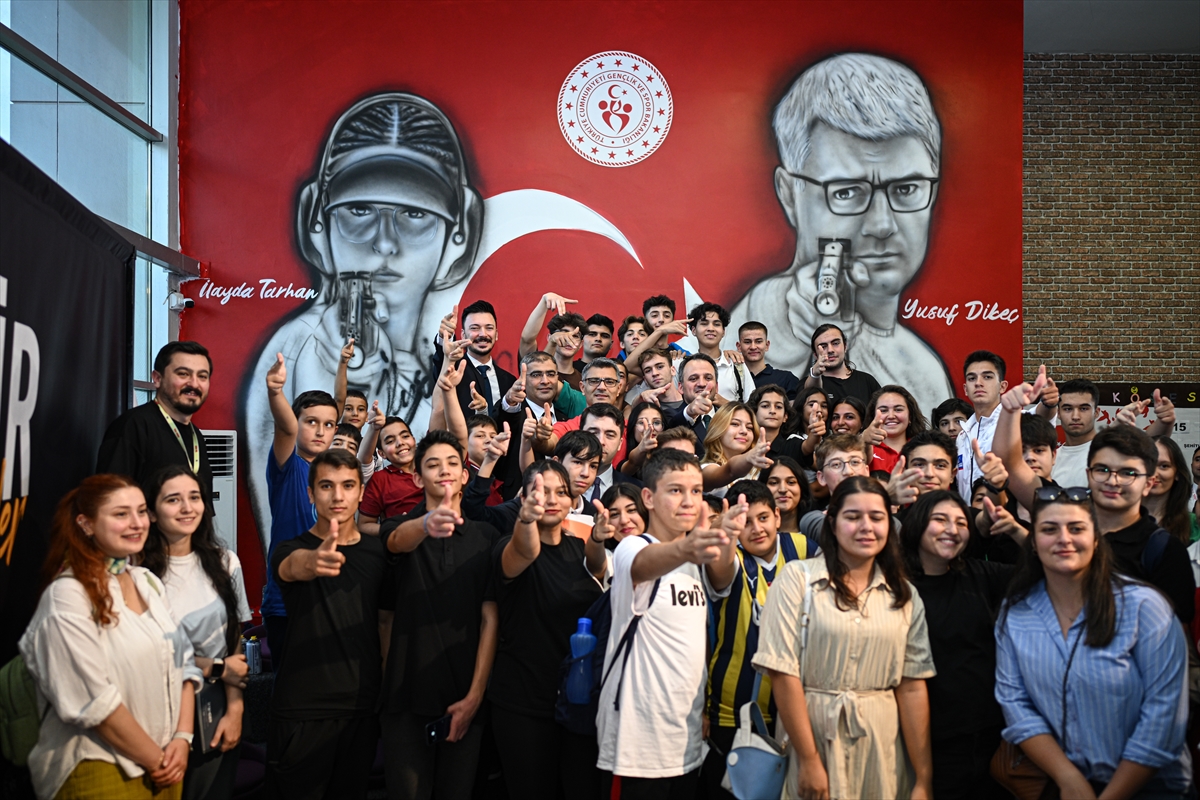 » Şevval İlayda Tarhan ile Yusuf Dikeç Ankara’da gençlerle buluştu