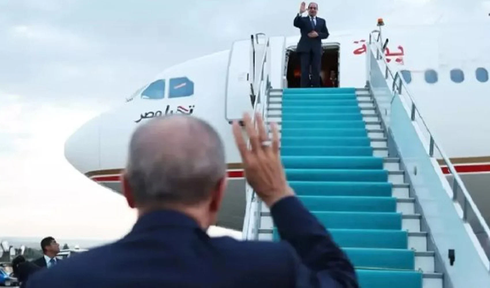 » Uçağın altındaki Rabia: 31 satır; kapısındaki açık beş parmak: Dört satır