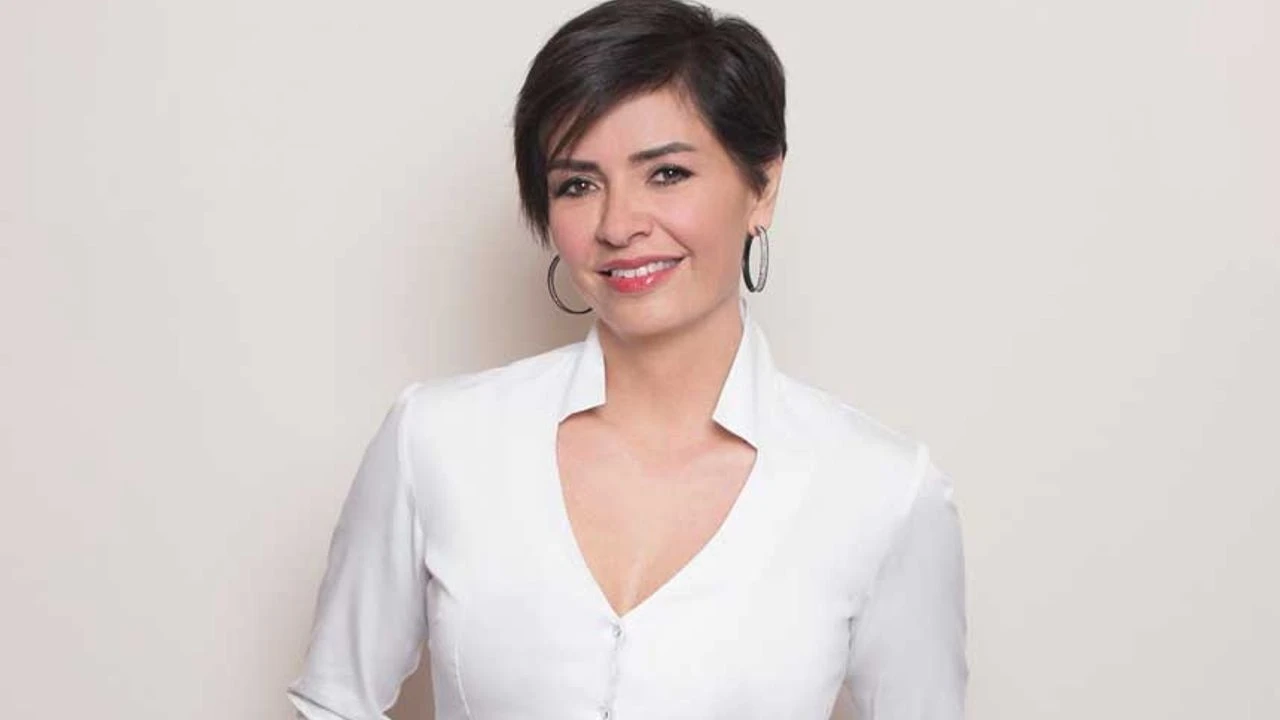» Gazeteci Özlem Gürses canlı yayında dili sürçtü diye gözaltına alındı ...