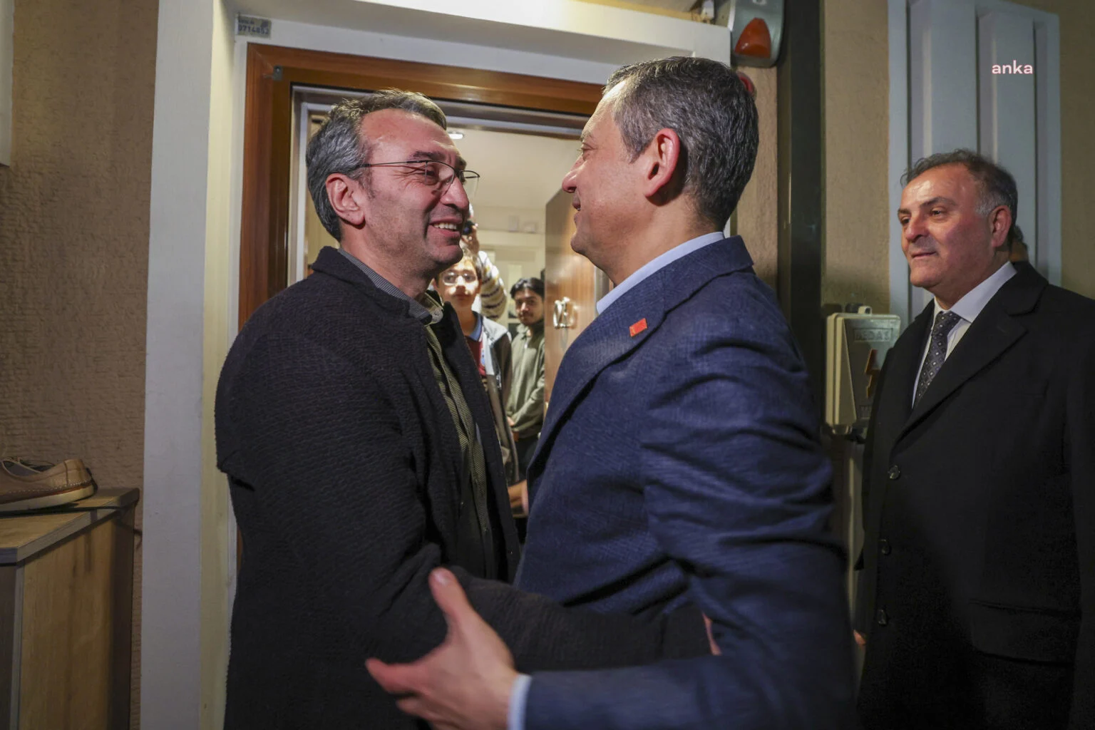 » Mahir Polat evine çıktı, ilk ziyaretçisi Özgür Özel oldu